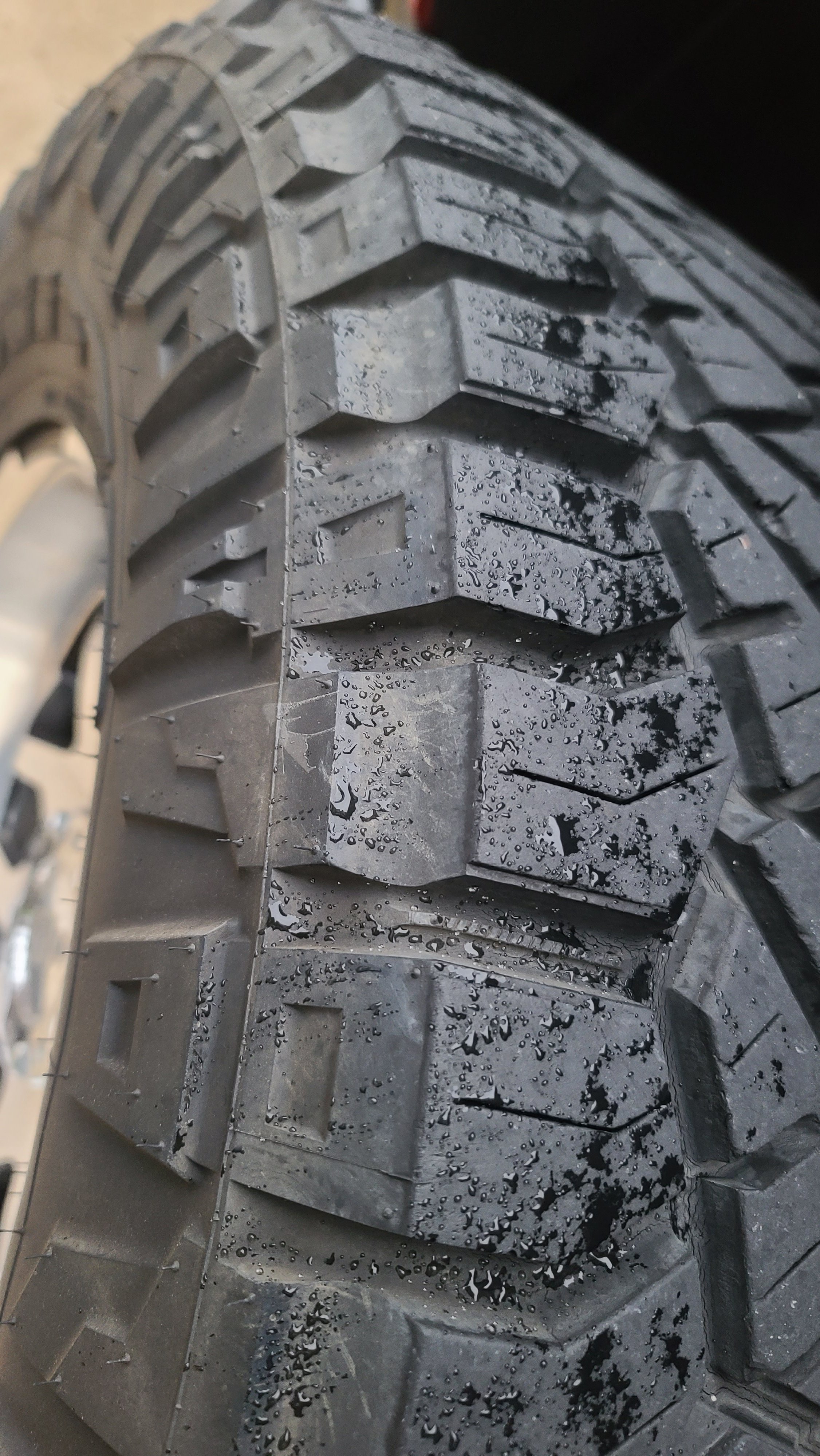 Uneven tire tread | Hummer4x4Offroad